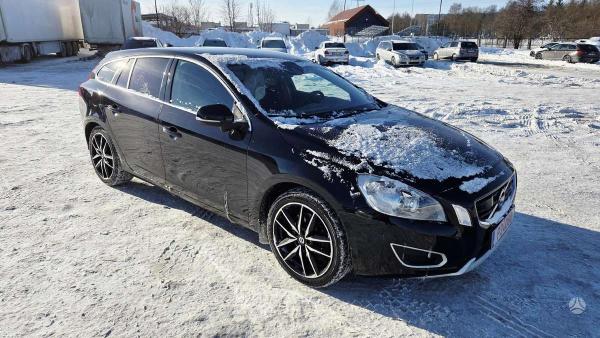 Melns Volvo V60 2011 Šauļi, ar dzinēja tilpumu 2.40 L un nobraukumu 345 tūkst. km par 6500 €, foto 1 vietnē AUTOMOTO.COM.LV
