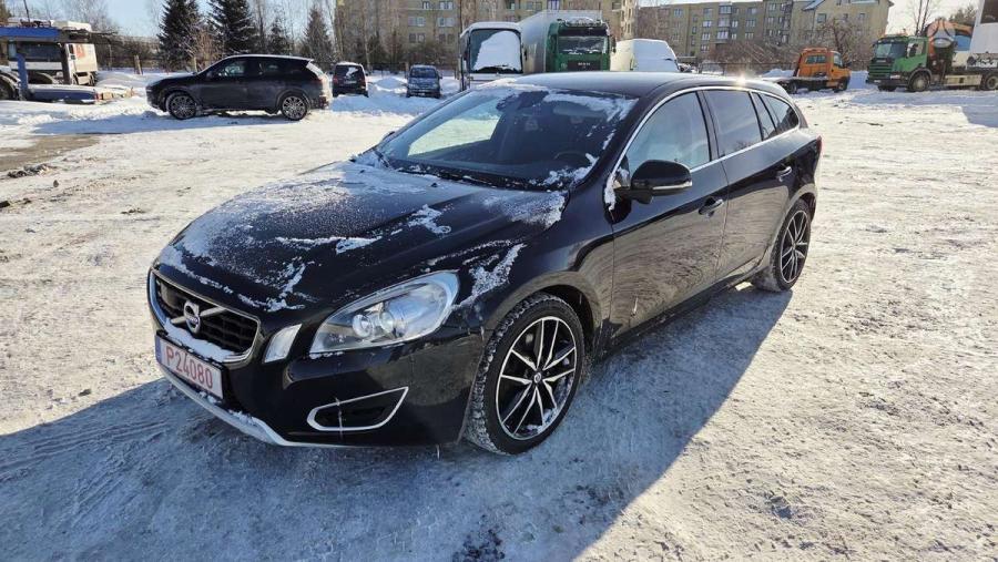 Melns Volvo V60 2011 Šauļi, ar dzinēja tilpumu 2.40 L un nobraukumu 345 tūkst. km par 6500 €, foto 3 vietnē AUTOMOTO.COM.LV