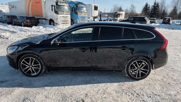 Melns Volvo V60 2011 Šauļi, ar dzinēja tilpumu 2.40 L un nobraukumu 345 tūkst. km par 6500 €, foto 4 vietnē AUTOMOTO.COM.LV