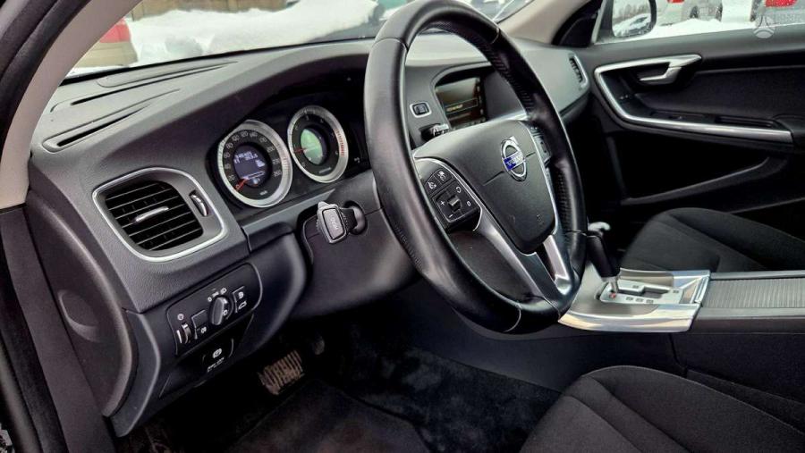 Melns Volvo V60 2011 Šauļi, ar dzinēja tilpumu 2.40 L un nobraukumu 345 tūkst. km par 6500 €, foto 20 vietnē AUTOMOTO.COM.LV