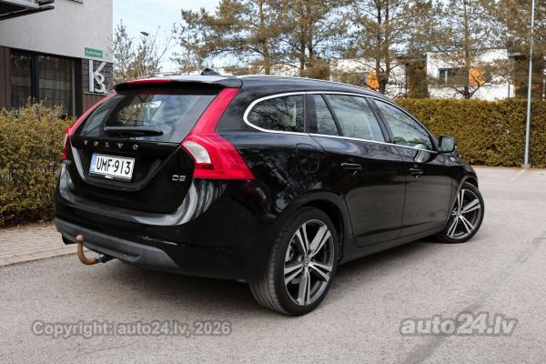Black Volvo V60 2011 in Tallinn, with an engine capacity of 2.00 L and mileage of 374 thousand km for 5200 €, photo 3 on AUTOMOTO.COM.LV