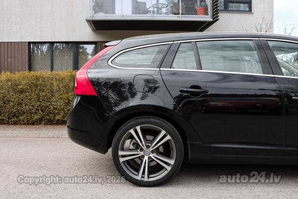 Black Volvo V60 2011 in Tallinn, with an engine capacity of 2.00 L and mileage of 374 thousand km for 5200 €, photo 8 on AUTOMOTO.COM.LV