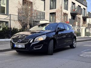 Melns Volvo V60 2011 Viļņa, ar dzinēja tilpumu 1.60 L un nobraukumu 222 tūkst. km par 3400 €, foto  vietnē AUTOMOTO.COM.LV