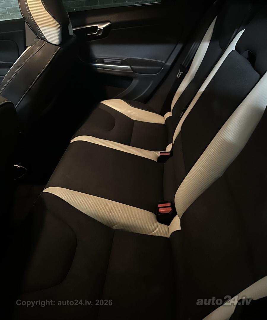 Melns Volvo V60 2011 Tallina, ar dzinēja tilpumu 2.00 L un nobraukumu 296 tūkst. km par 7100 €, foto 7 vietnē AUTOMOTO.COM.LV