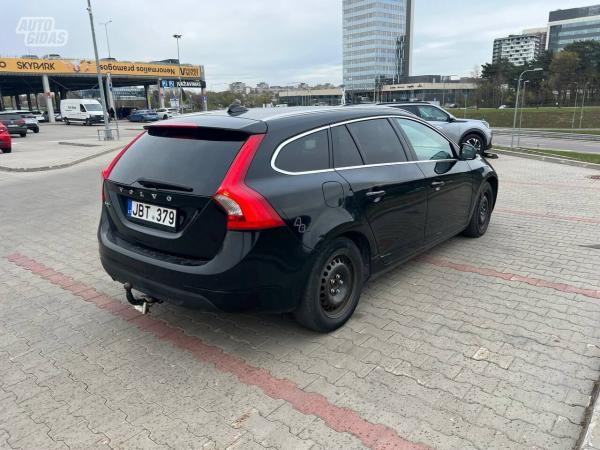 Black Volvo V60 2011 in Vilnius, with an engine capacity of 2.00 L and mileage of 412 thousand km for 3800 €, photo 5 on AUTOMOTO.COM.LV