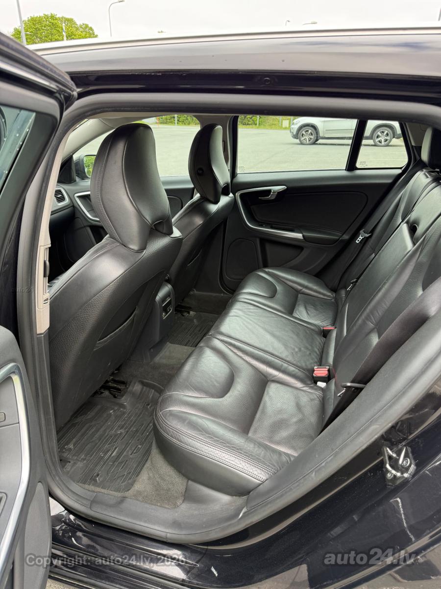 Melns Volvo V60 2011 Tallina, ar dzinēja tilpumu 2.00 L un nobraukumu 336 tūkst. km par 5000 €, foto 10 vietnē AUTOMOTO.COM.LV