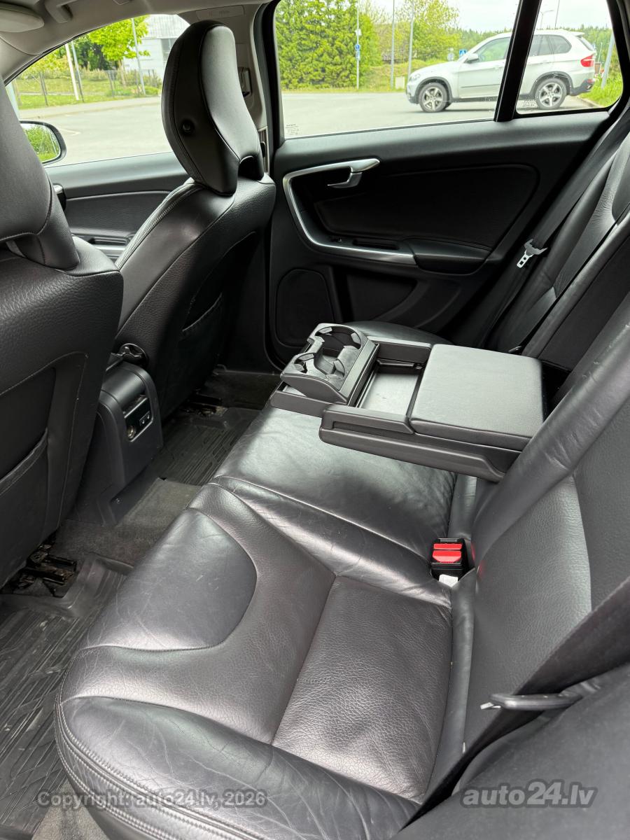 Melns Volvo V60 2011 Tallina, ar dzinēja tilpumu 2.00 L un nobraukumu 336 tūkst. km par 5000 €, foto 11 vietnē AUTOMOTO.COM.LV