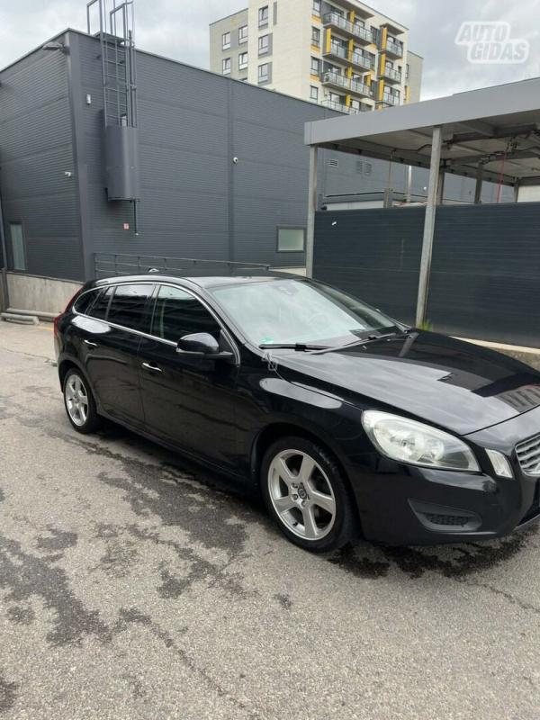 Melns Volvo V60 2011 Viļņa, ar dzinēja tilpumu 2.00 L un nobraukumu 280 tūkst. km par 5300 €, foto 4 vietnē AUTOMOTO.COM.LV