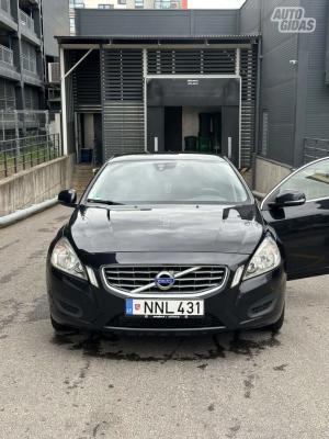 Melns Volvo V60 2011 Viļņa, ar dzinēja tilpumu 2.00 L un nobraukumu 284 tūkst. km par 5300 €, foto  vietnē AUTOMOTO.COM.LV