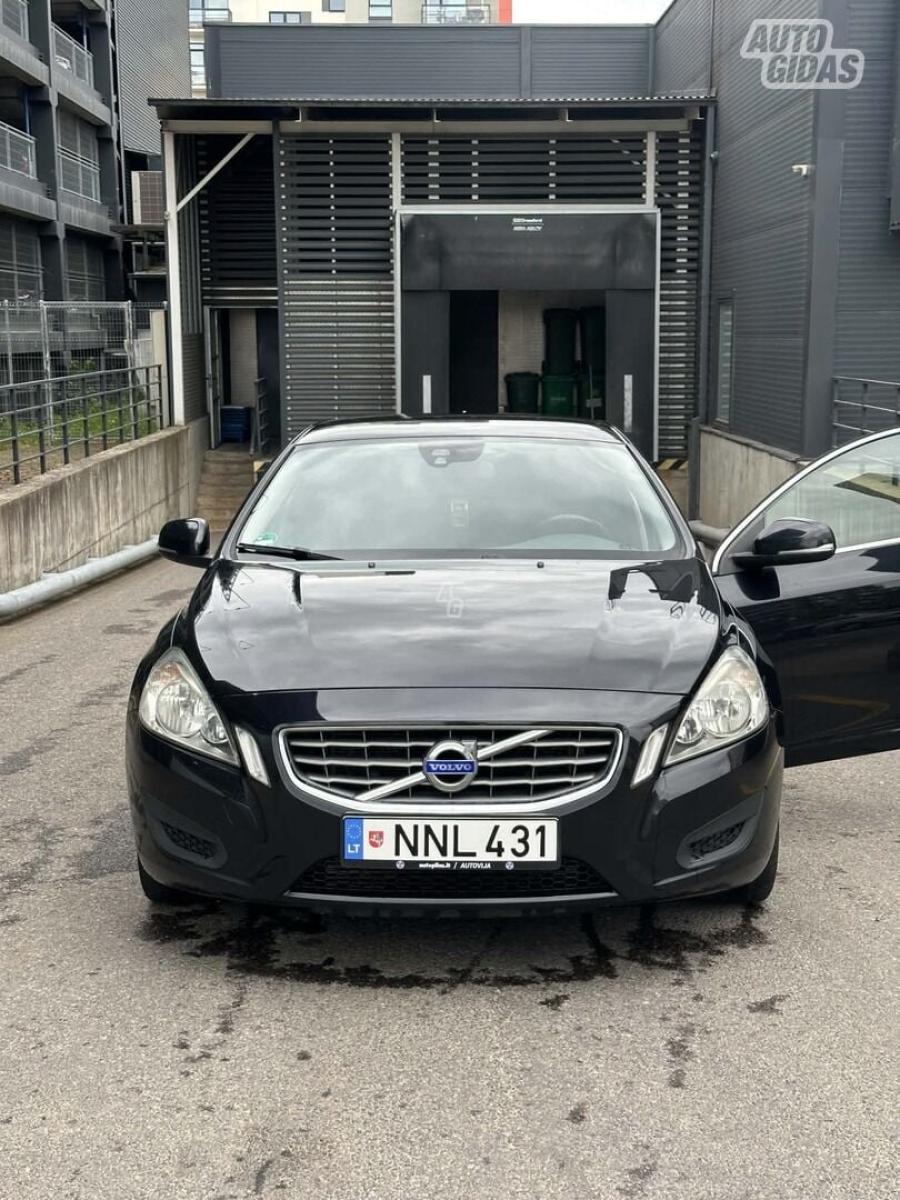 Melns Volvo V60 2011 Viļņa, ar dzinēja tilpumu 2.00 L un nobraukumu 284 tūkst. km par 5300 €, foto 1 vietnē AUTOMOTO.COM.LV