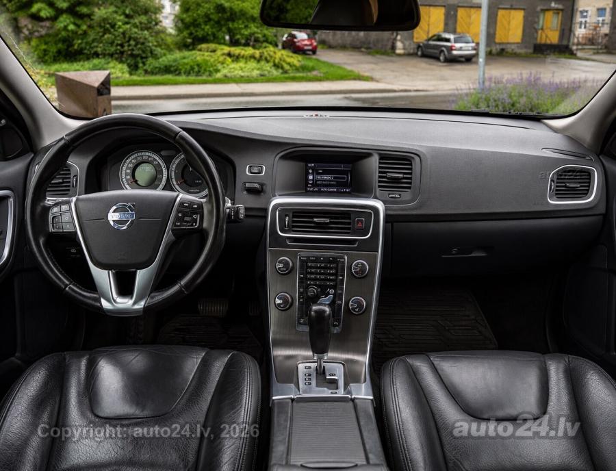Black Volvo V60 2011 in Tallinn, with an engine capacity of 2.00 L and mileage of 337 thousand km for 4300 €, photo 8 on AUTOMOTO.COM.LV