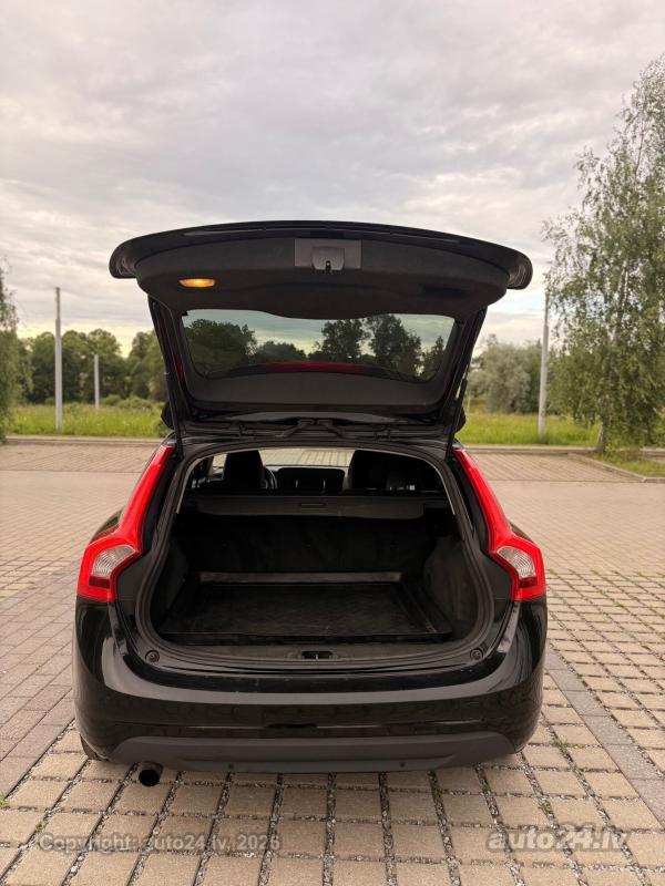 Melns Volvo V60 2011 Tartu, ar dzinēja tilpumu 2.00 L un nobraukumu 315 tūkst. km par 6000 €, foto 6 vietnē AUTOMOTO.COM.LV