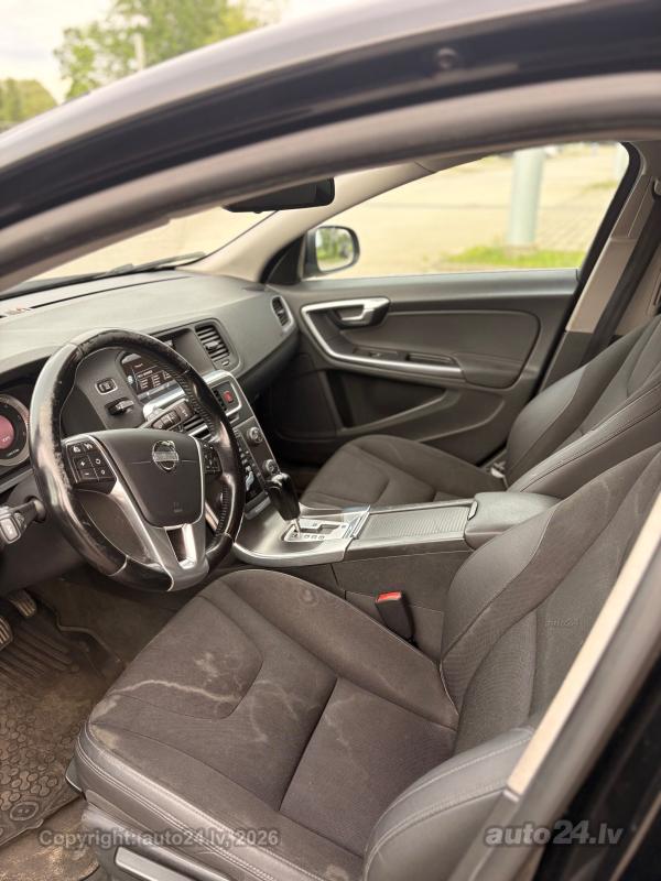 Melns Volvo V60 2011 Tartu, ar dzinēja tilpumu 2.00 L un nobraukumu 315 tūkst. km par 6000 €, foto 8 vietnē AUTOMOTO.COM.LV