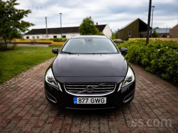 Black Volvo V60 2011 in Valka, with an engine capacity of 2.00 L and mileage of 337 thousand km for 4300 €, photo 1 on AUTOMOTO.COM.LV