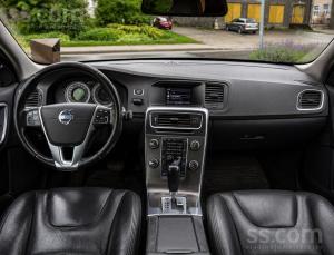 Black Volvo V60 2011 in Valka, with an engine capacity of 2.00 L and mileage of 337 thousand km for 4300 €, photo 8 on AUTOMOTO.COM.LV