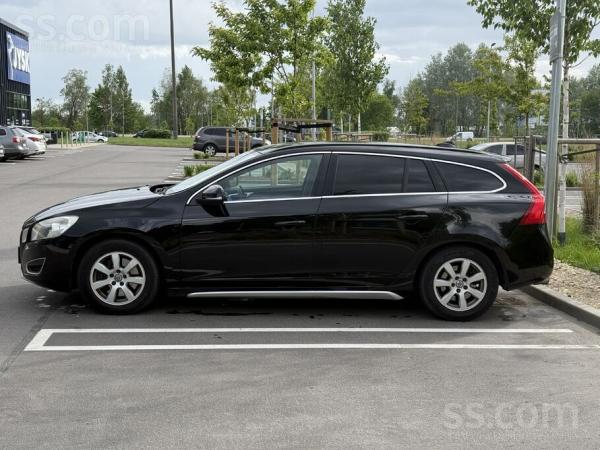 Black Volvo V60 2011 in Riga, with an engine capacity of 2.40 L and mileage of 321 thousand km for 4900 €, photo 2 on AUTOMOTO.COM.LV