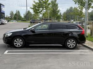 Melns Volvo V60 2011 Rīga, ar dzinēja tilpumu 2.40 L un nobraukumu 321 tūkst. km par 4900 €, foto 3 vietnē AUTOMOTO.COM.LV