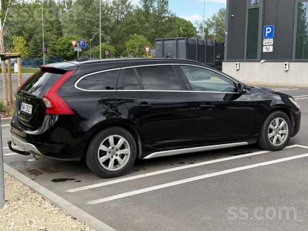 Black Volvo V60 2011 in Riga, with an engine capacity of 2.40 L and mileage of 321 thousand km for 4900 €, photo 4 on AUTOMOTO.COM.LV