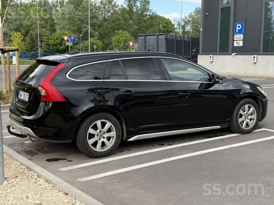 Melns Volvo V60 2011 Rīga, ar dzinēja tilpumu 2.40 L un nobraukumu 321 tūkst. km par 4900 €, foto 5 vietnē AUTOMOTO.COM.LV