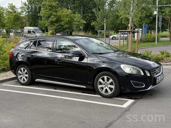 Black Volvo V60 2011 in Riga, with an engine capacity of 2.40 L and mileage of 321 thousand km for 4900 €, photo 5 on AUTOMOTO.COM.LV