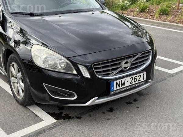 Black Volvo V60 2011 in Riga, with an engine capacity of 2.40 L and mileage of 321 thousand km for 4900 €, photo 6 on AUTOMOTO.COM.LV