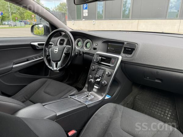 Black Volvo V60 2011 in Riga, with an engine capacity of 2.40 L and mileage of 321 thousand km for 4900 €, photo 7 on AUTOMOTO.COM.LV