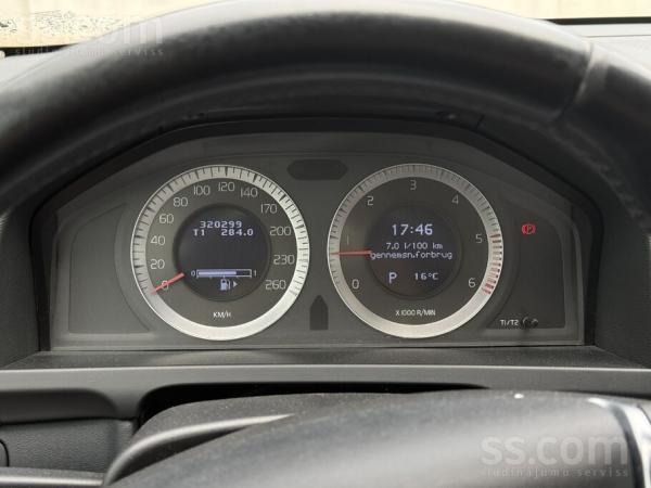 Black Volvo V60 2011 in Riga, with an engine capacity of 2.40 L and mileage of 321 thousand km for 4900 €, photo 8 on AUTOMOTO.COM.LV