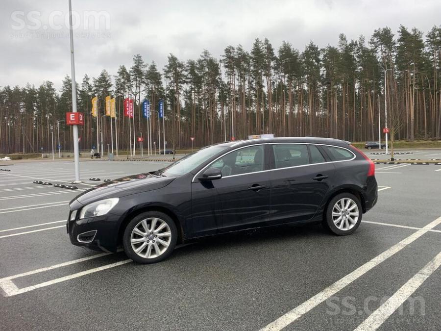 Black Volvo V60 2011 in Riga, with an engine capacity of 2.00 L and mileage of 275 thousand km for 6500 €, photo 7 on AUTOMOTO.COM.LV