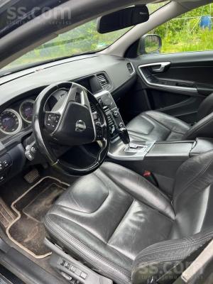 Black Volvo V60 2011 in Riga, with an engine capacity of 2.00 L and mileage of 275 thousand km for 6500 €, photo 13 on AUTOMOTO.COM.LV