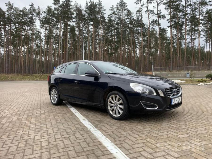 Black Volvo V60 2011 in Riga, with an engine capacity of 2.00 L and mileage of 275 thousand km for 6500 €, photo 14 on AUTOMOTO.COM.LV