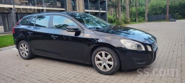Black Volvo V60 2011 in Riga, with an engine capacity of 1.60 L and mileage of 317 thousand km for 3700 €, photo 2 on AUTOMOTO.COM.LV