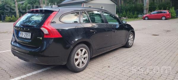 Black Volvo V60 2011 in Riga, with an engine capacity of 1.60 L and mileage of 317 thousand km for 3700 €, photo 4 on AUTOMOTO.COM.LV