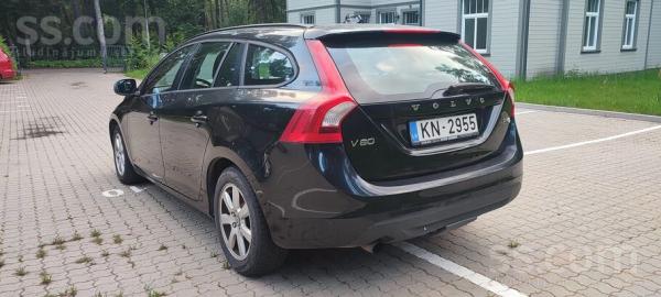 Black Volvo V60 2011 in Riga, with an engine capacity of 1.60 L and mileage of 317 thousand km for 3700 €, photo 5 on AUTOMOTO.COM.LV