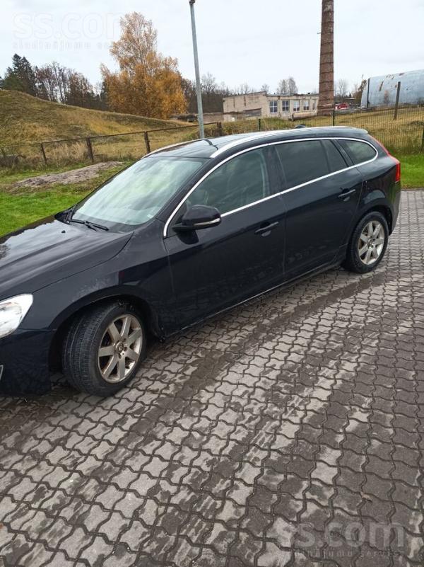 Black Volvo V60 2011 in Gulbene, with an engine capacity of 2.40 L and mileage of 319 thousand km for 4300 €, photo 1 on AUTOMOTO.COM.LV
