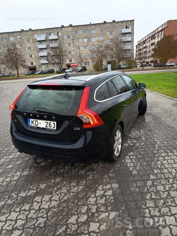 Black Volvo V60 2011 in Gulbene, with an engine capacity of 2.40 L and mileage of 319 thousand km for 4300 €, photo 2 on AUTOMOTO.COM.LV
