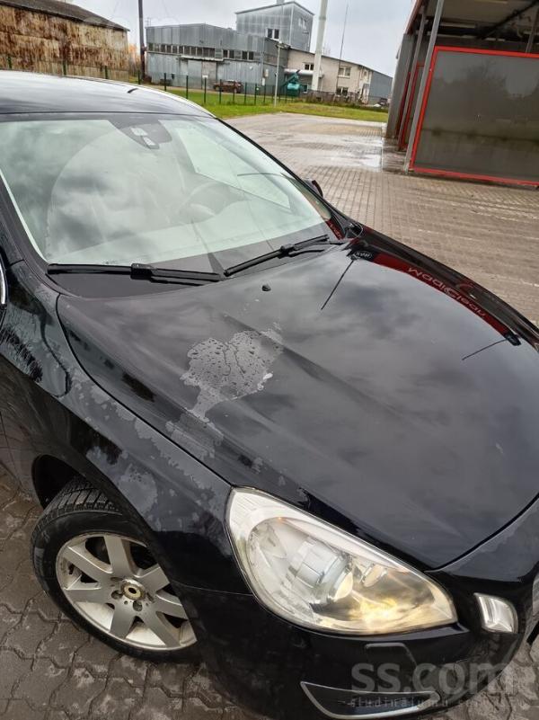 Black Volvo V60 2011 in Gulbene, with an engine capacity of 2.40 L and mileage of 319 thousand km for 4300 €, photo 5 on AUTOMOTO.COM.LV