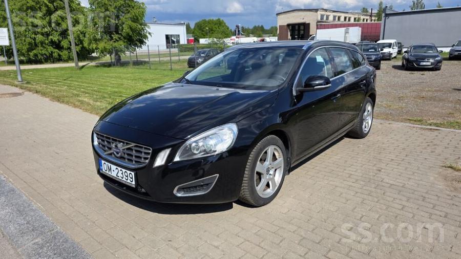 Black Volvo V60 2011 in Limbazi, with an engine capacity of 1.60 L and mileage of 252 thousand km for 6650 €, photo 1 on AUTOMOTO.COM.LV