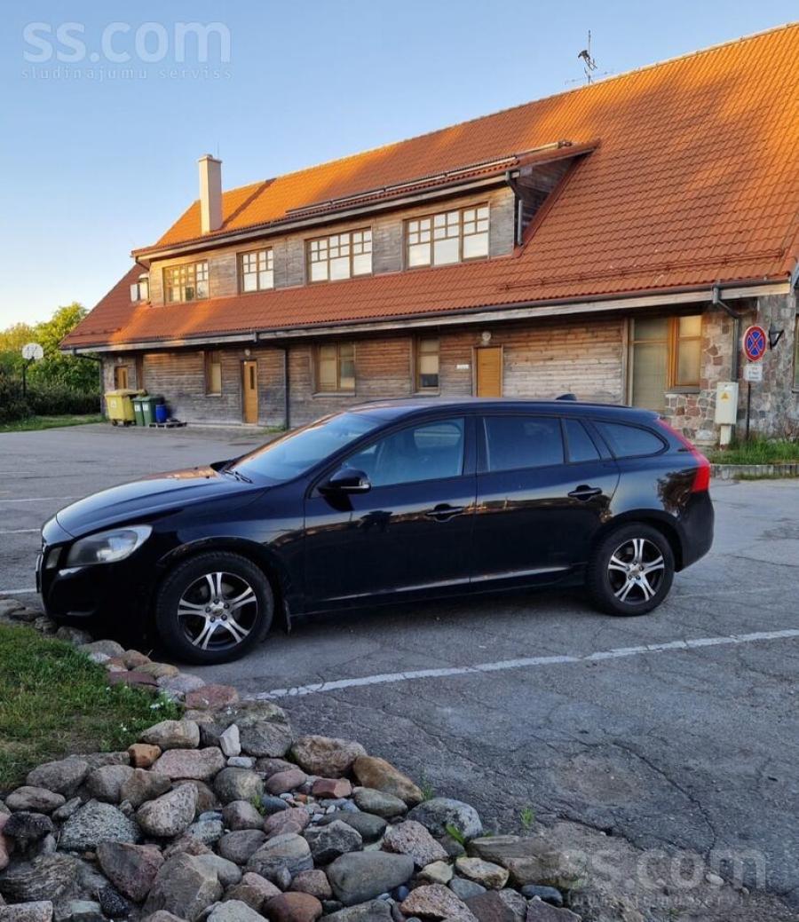 Black Volvo V60 2011 in Riga, with an engine capacity of 1.60 L and mileage of 340 thousand km for 3970 €, photo 1 on AUTOMOTO.COM.LV