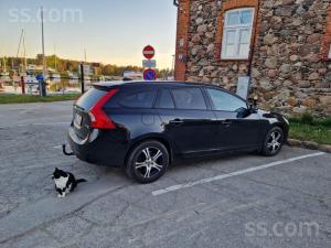 Black Volvo V60 2011 in Riga, with an engine capacity of 1.60 L and mileage of 340 thousand km for 3970 €, photo 3 on AUTOMOTO.COM.LV