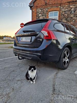 Black Volvo V60 2011 in Riga, with an engine capacity of 1.60 L and mileage of 340 thousand km for 3970 €, photo 7 on AUTOMOTO.COM.LV