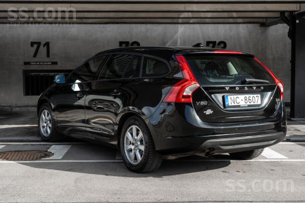 Black Volvo V60 2011 in Riga, with an engine capacity of 2.00 L and mileage of 282 thousand km for 3490 €, photo 2 on AUTOMOTO.COM.LV