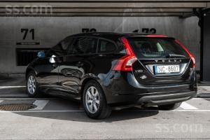 Melns Volvo V60 2011 Rīga, ar dzinēja tilpumu 2.00 L un nobraukumu 282 tūkst. km par 3490 €, foto 3 vietnē AUTOMOTO.COM.LV