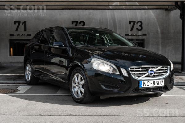 Black Volvo V60 2011 in Riga, with an engine capacity of 2.00 L and mileage of 282 thousand km for 3490 €, photo 3 on AUTOMOTO.COM.LV