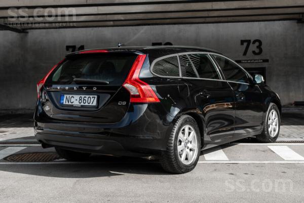 Black Volvo V60 2011 in Riga, with an engine capacity of 2.00 L and mileage of 282 thousand km for 3490 €, photo 4 on AUTOMOTO.COM.LV