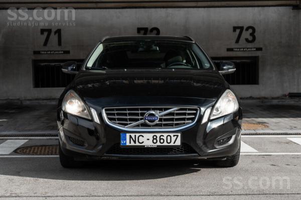 Black Volvo V60 2011 in Riga, with an engine capacity of 2.00 L and mileage of 282 thousand km for 3490 €, photo 5 on AUTOMOTO.COM.LV