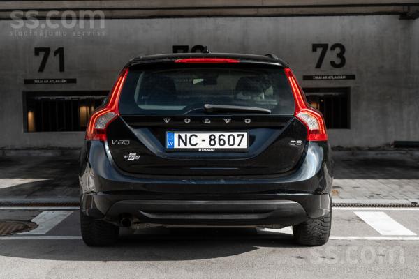 Black Volvo V60 2011 in Riga, with an engine capacity of 2.00 L and mileage of 282 thousand km for 3490 €, photo 6 on AUTOMOTO.COM.LV