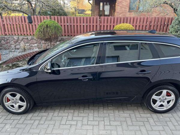 Black Volvo V60 2011 in Vilkaviskis, with an engine capacity of 1.98 L and mileage of 289 thousand km for 4600 €, photo 8 on AUTOMOTO.COM.LV