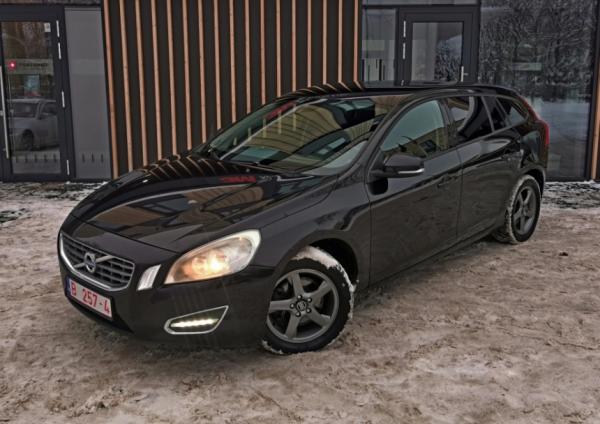 Melns Volvo V60 2011 Rīga, ar dzinēja tilpumu 2.00 L un nobraukumu 431 tūkst. km par 5290 €, foto 1 vietnē AUTOMOTO.COM.LV
