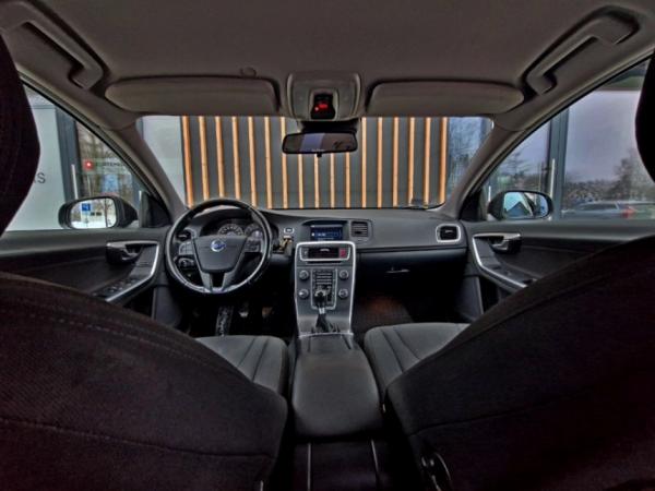 Melns Volvo V60 2011 Rīga, ar dzinēja tilpumu 2.00 L un nobraukumu 431 tūkst. km par 5290 €, foto 2 vietnē AUTOMOTO.COM.LV
