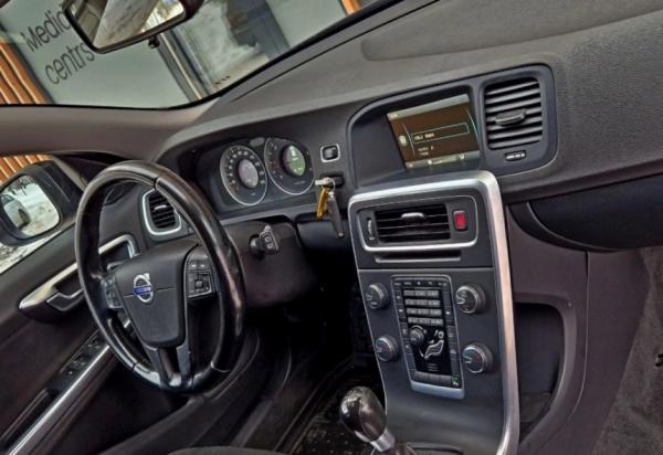 Melns Volvo V60 2011 Rīga, ar dzinēja tilpumu 2.00 L un nobraukumu 431 tūkst. km par 5290 €, foto 3 vietnē AUTOMOTO.COM.LV